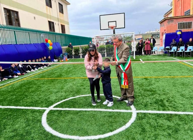 Torre del Greco, il Comune regala un campetto polivalente agli alunni ...