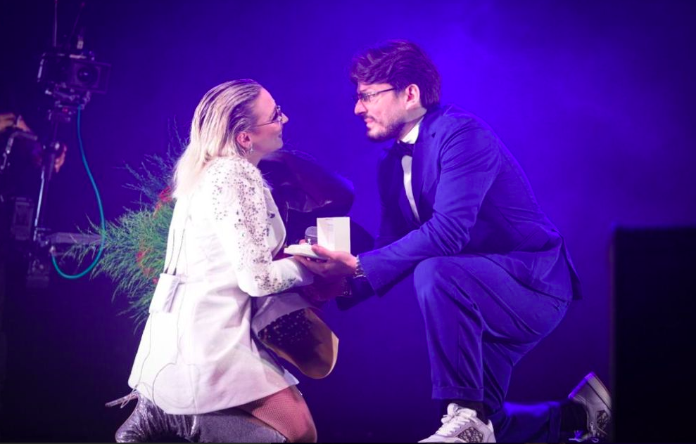 Proposta di matrimonio sul palco del concerto: la «sposa» è la cantante - Metropolisweb