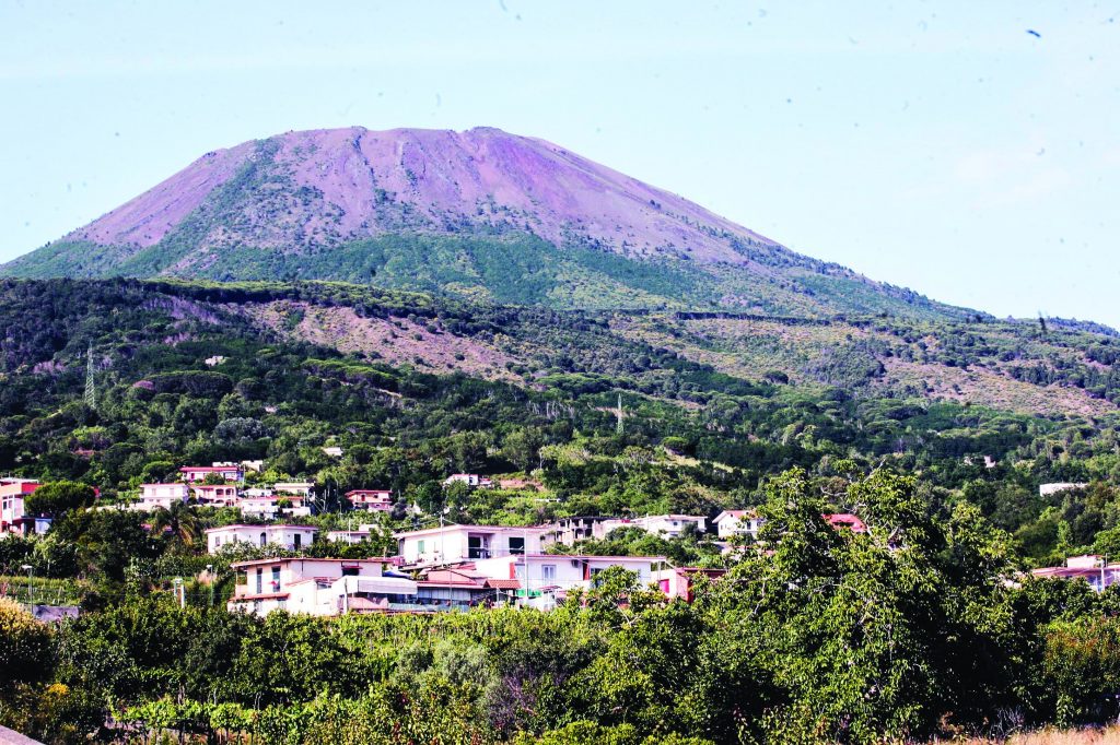 Ercolano, fotografo precipita da porta finestra dell' Eremo al Vesuvio ...