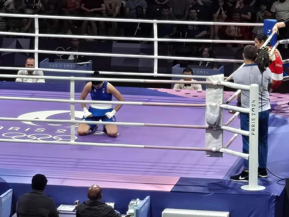 Caso alle Olimpiadi, Angela Carini si ritira subito nell'incontro con ...