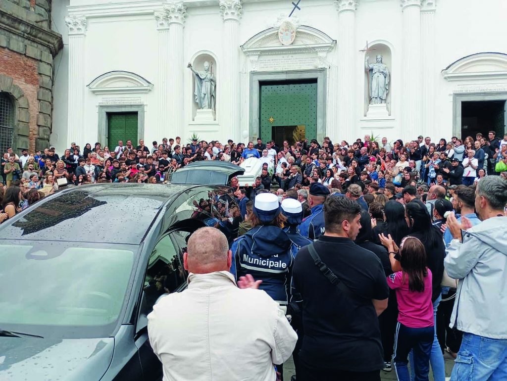 Dolore, lacrime e tensioni a Torre del Greco per l’ultimo saluto a Ciro ...
