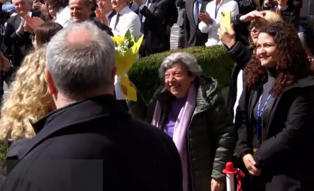 L'abbraccio dei fedeli al Papa: il saluto alla donna con i fiori ...