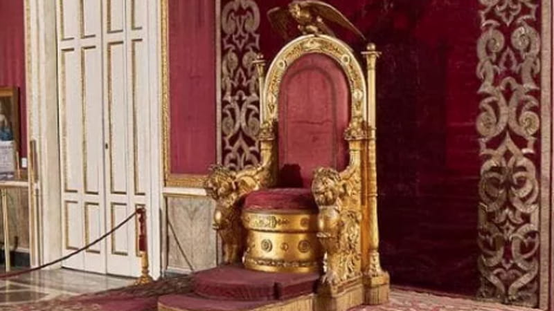 La scoperta: il trono del Palazzo Reale di Napoli è sabaudo - Metropolisweb