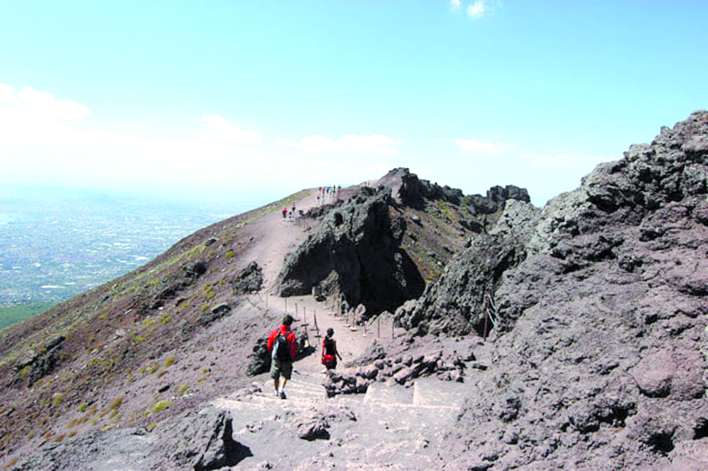 Uomo disperso sul Vesuvio, ritrovato e salvato sulla strada Matrone ...
