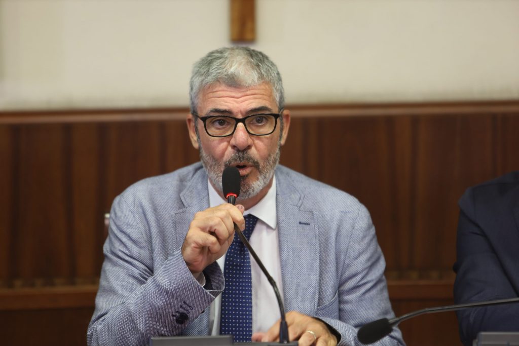 Torre del Greco, altro «assist» di Frulio alla casta: ferie ridotte per ...