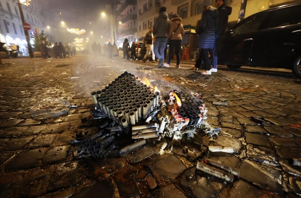 Perde tre dita per i botti, esce dall’ospedale e si ferisce di nuovo ...