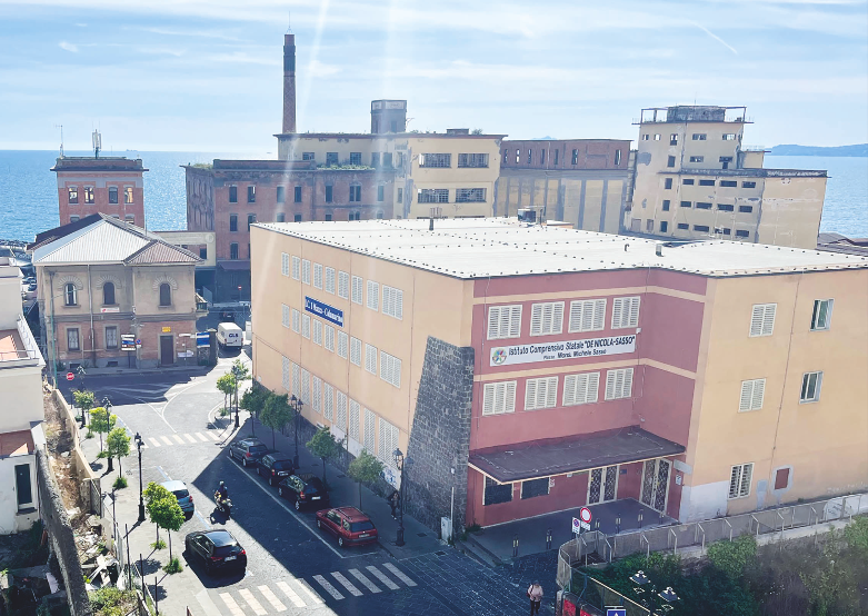 Torre del Greco, braccio di ferro per le «aule contese» tra due scuole ...