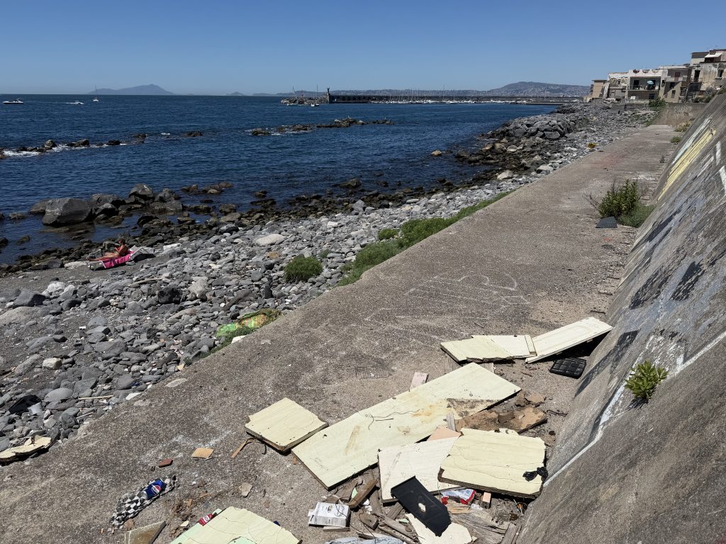 Torre del Greco, l'arenile (libero) dimenticato: tuffi tra rifiuti ...